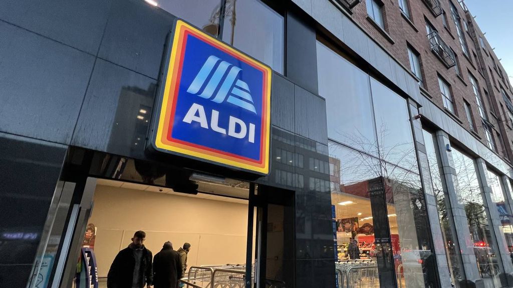 People run to buy Aldi’s €3.99 ‘Surprise Bag’ after man gets enough cheese to feed a whole city