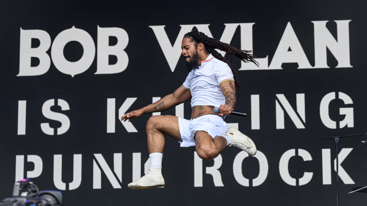 JOE.ie - PICS: This absolutely ripped news reporter is causing a stir ...